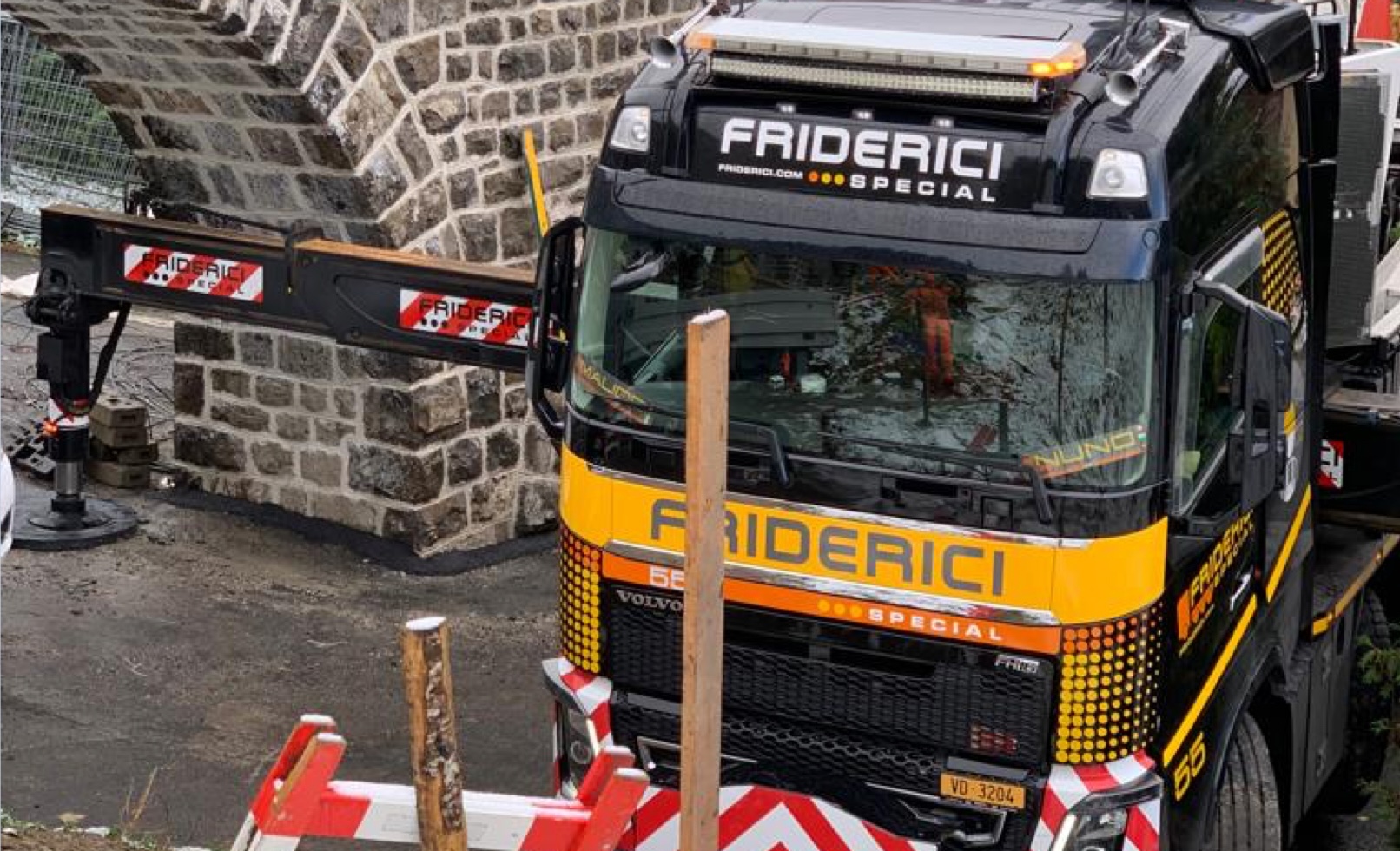 Your carrier's trucks with cranes | Friderici Spécial